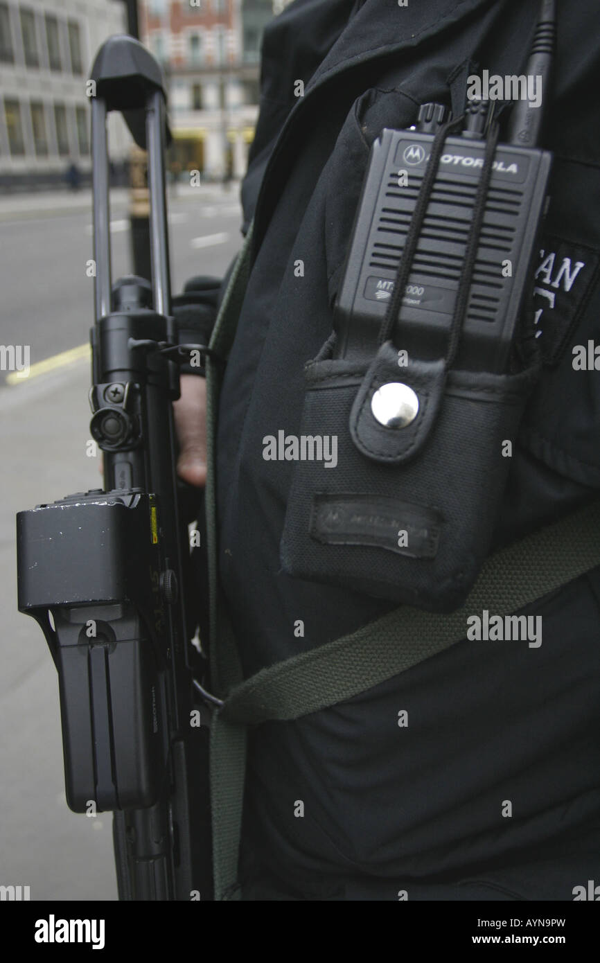 armed metropolitan police guard westminster london UK Stock Photo - Alamy