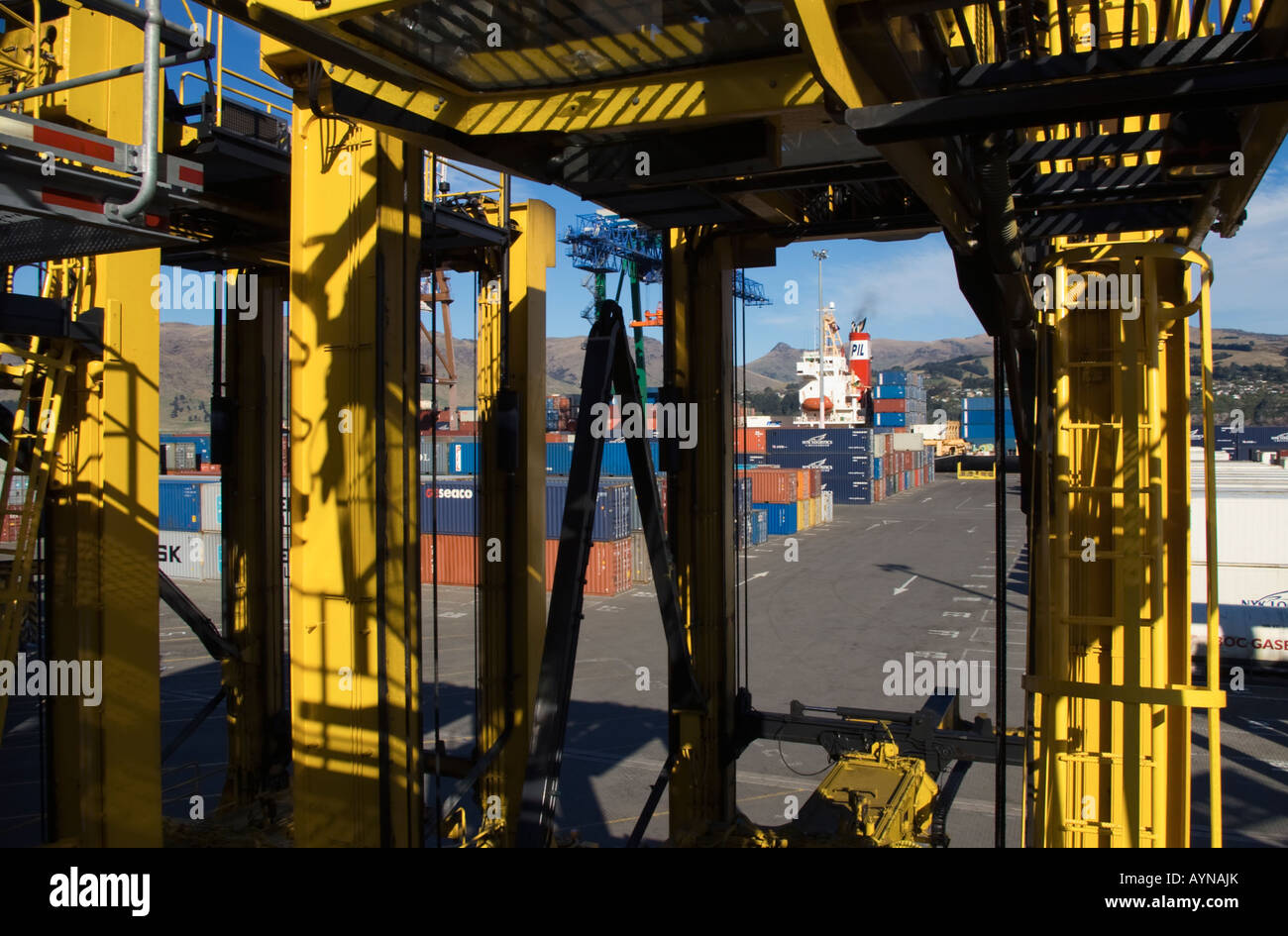 Straddle carrier hi-res stock photography and images - Alamy