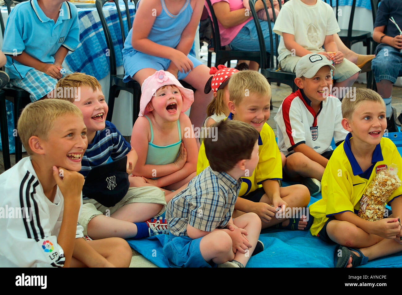 Laughing audience children show hi-res stock photography and images - Alamy