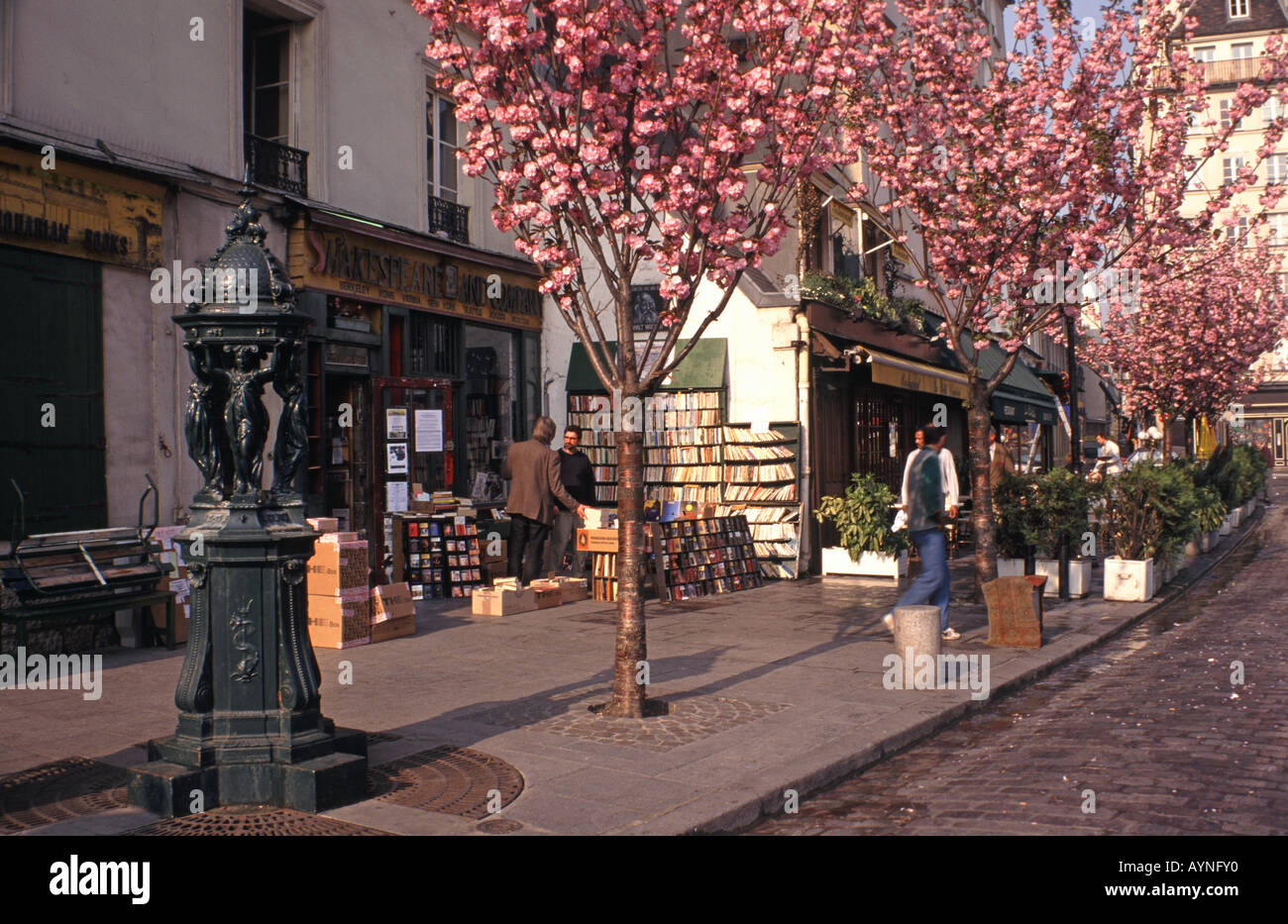 English bookstores paris hi-res stock photography and images - Alamy