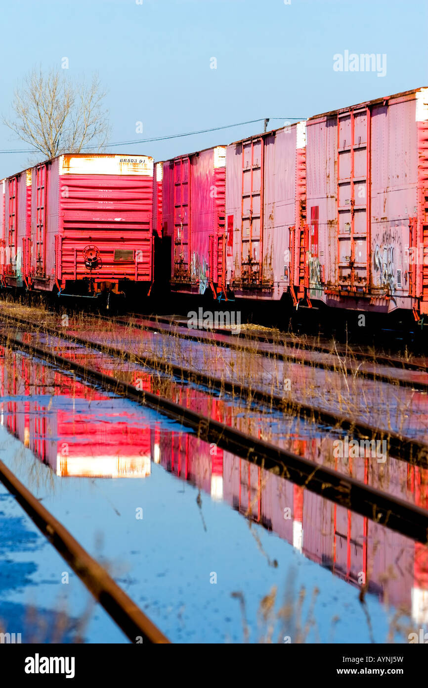 Red boxcars hi-res stock photography and images - Alamy