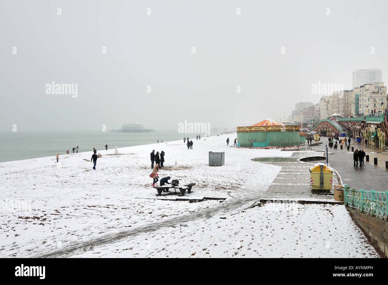 Snowing uk light covering hi-res stock photography and images - Alamy