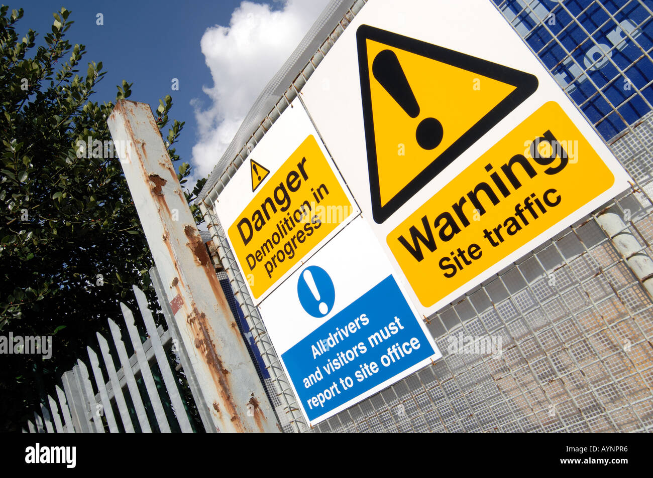 Warning demolition in progress sign hi-res stock photography and images ...