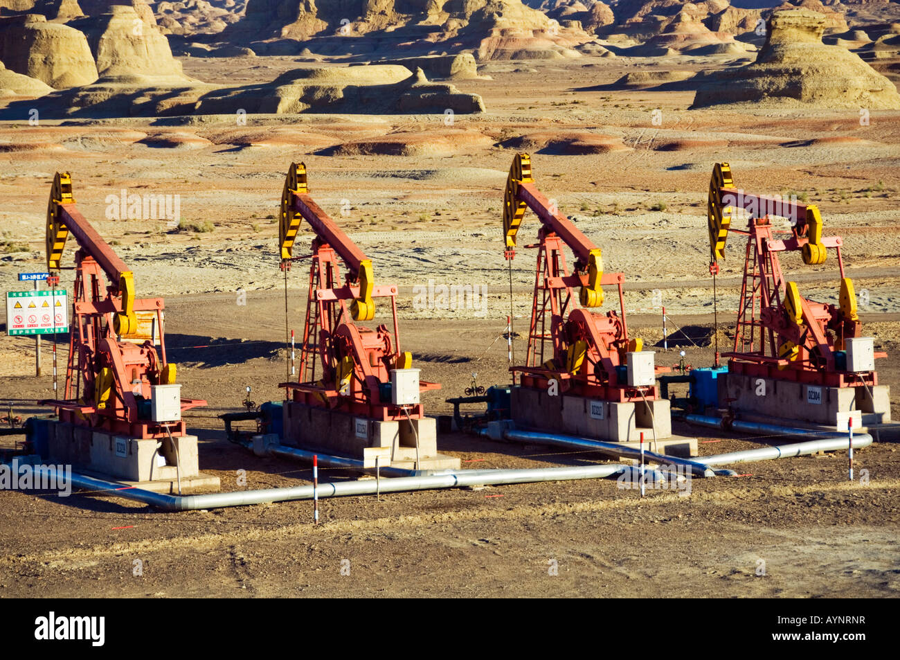 Oil wells in central hi-res stock photography and images - Alamy