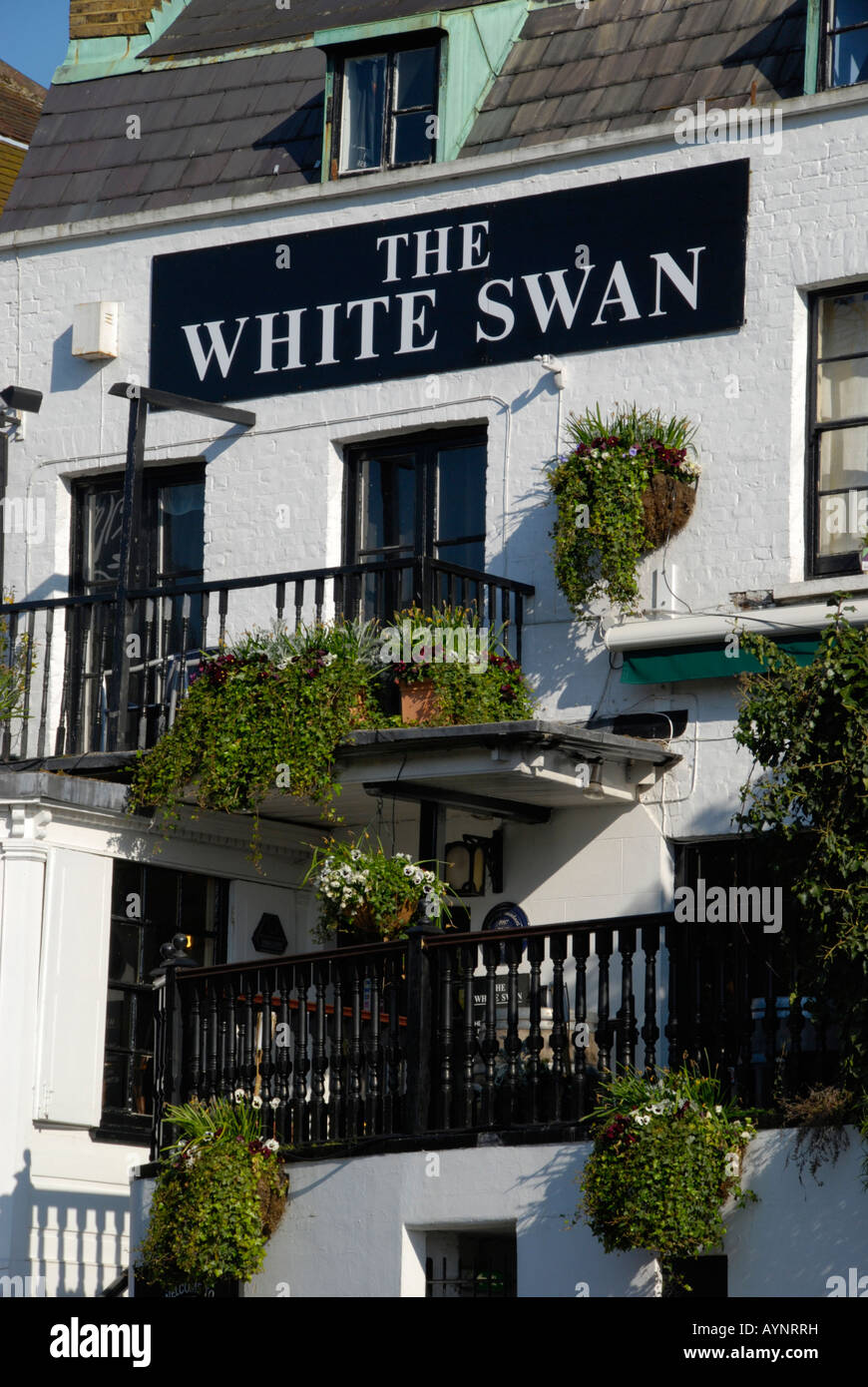 Swan pub hi-res stock photography and images - Alamy