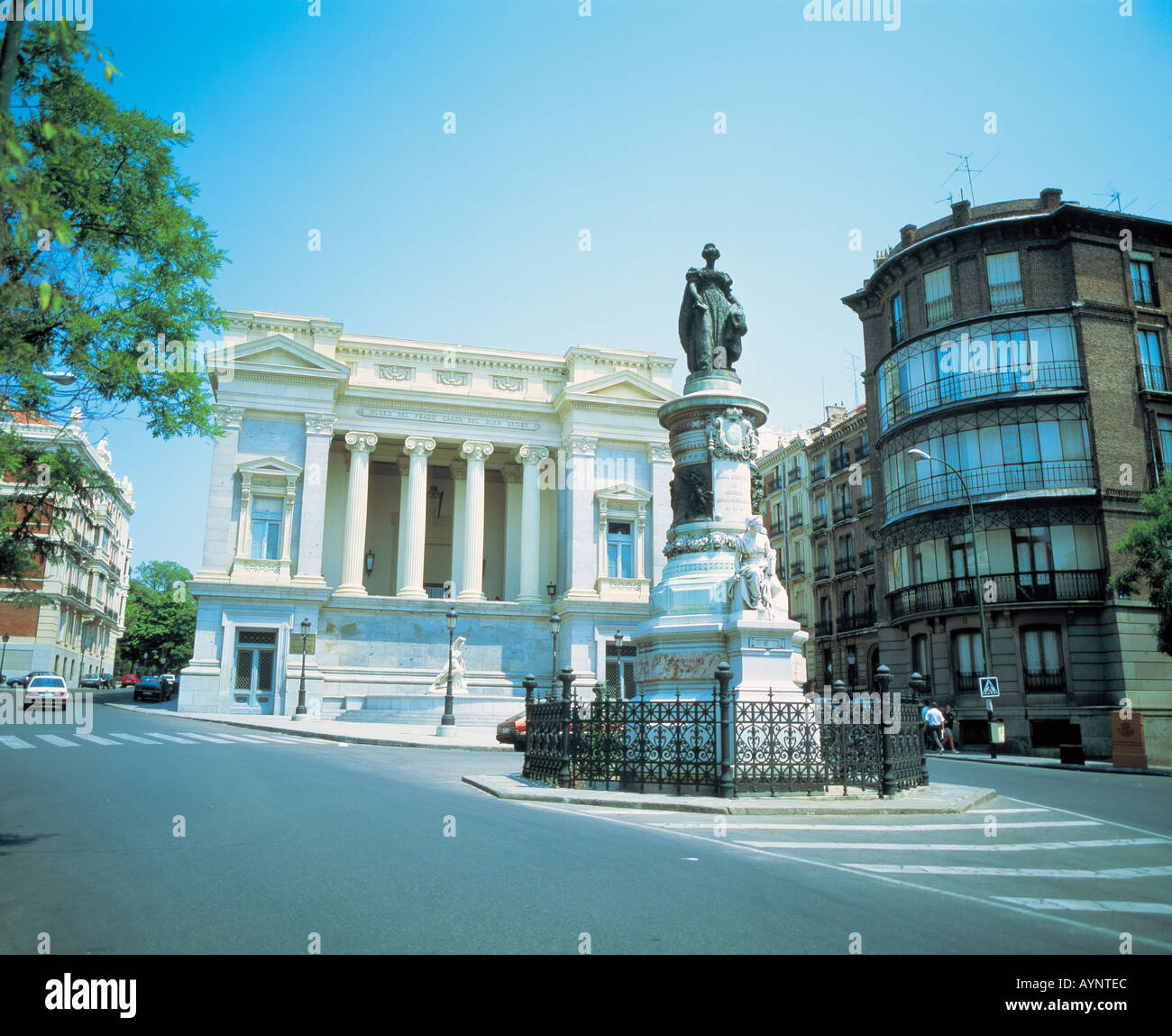 White Pillar Monument Stock Photo - Alamy