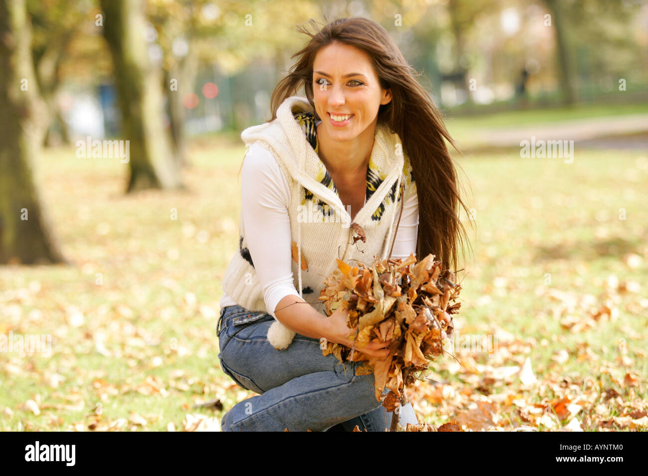 Autumn girl autumn leaves hi-res stock photography and images - Alamy