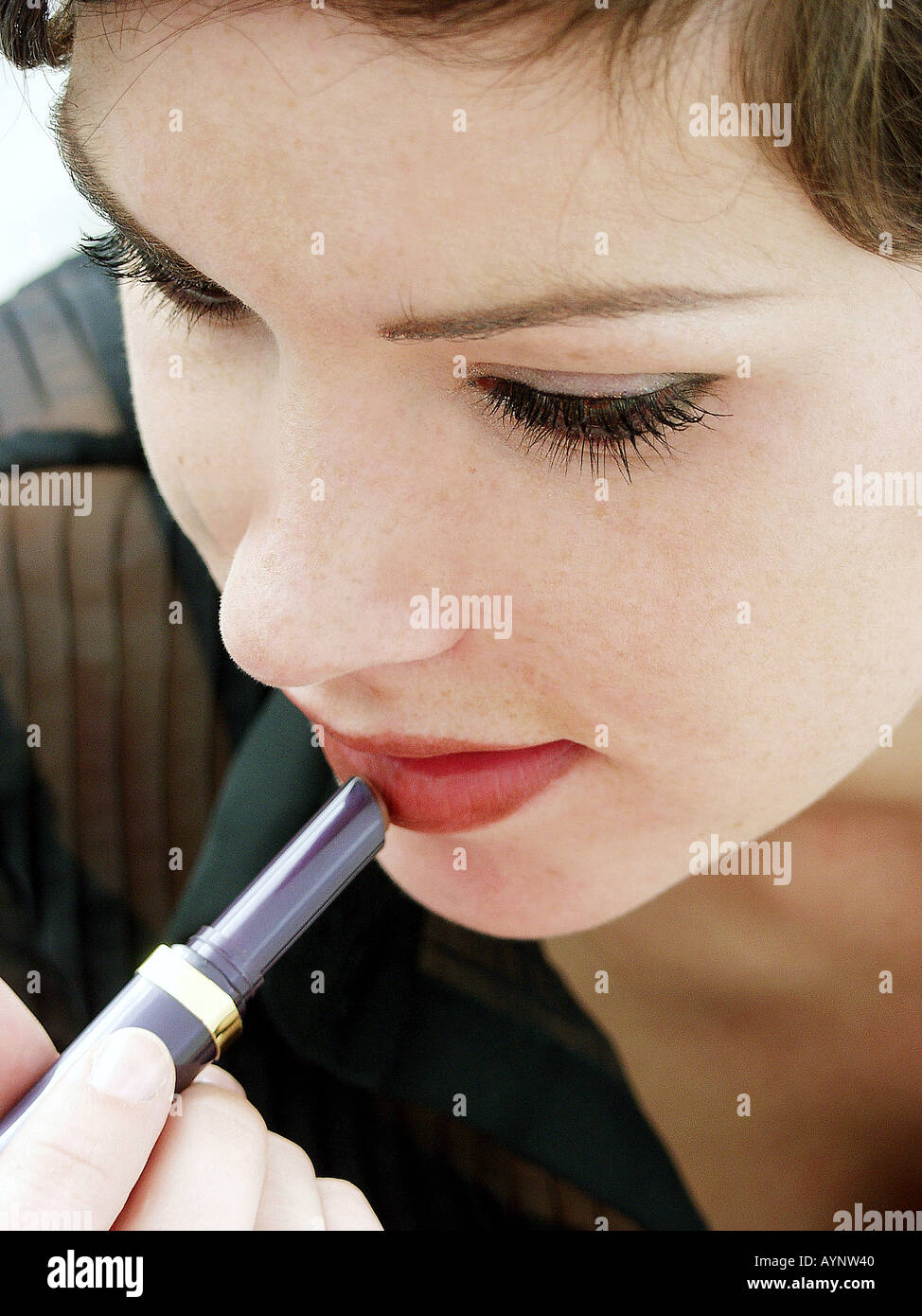 Junge Frau schminkt sich die Lippen Stock Photo - Alamy