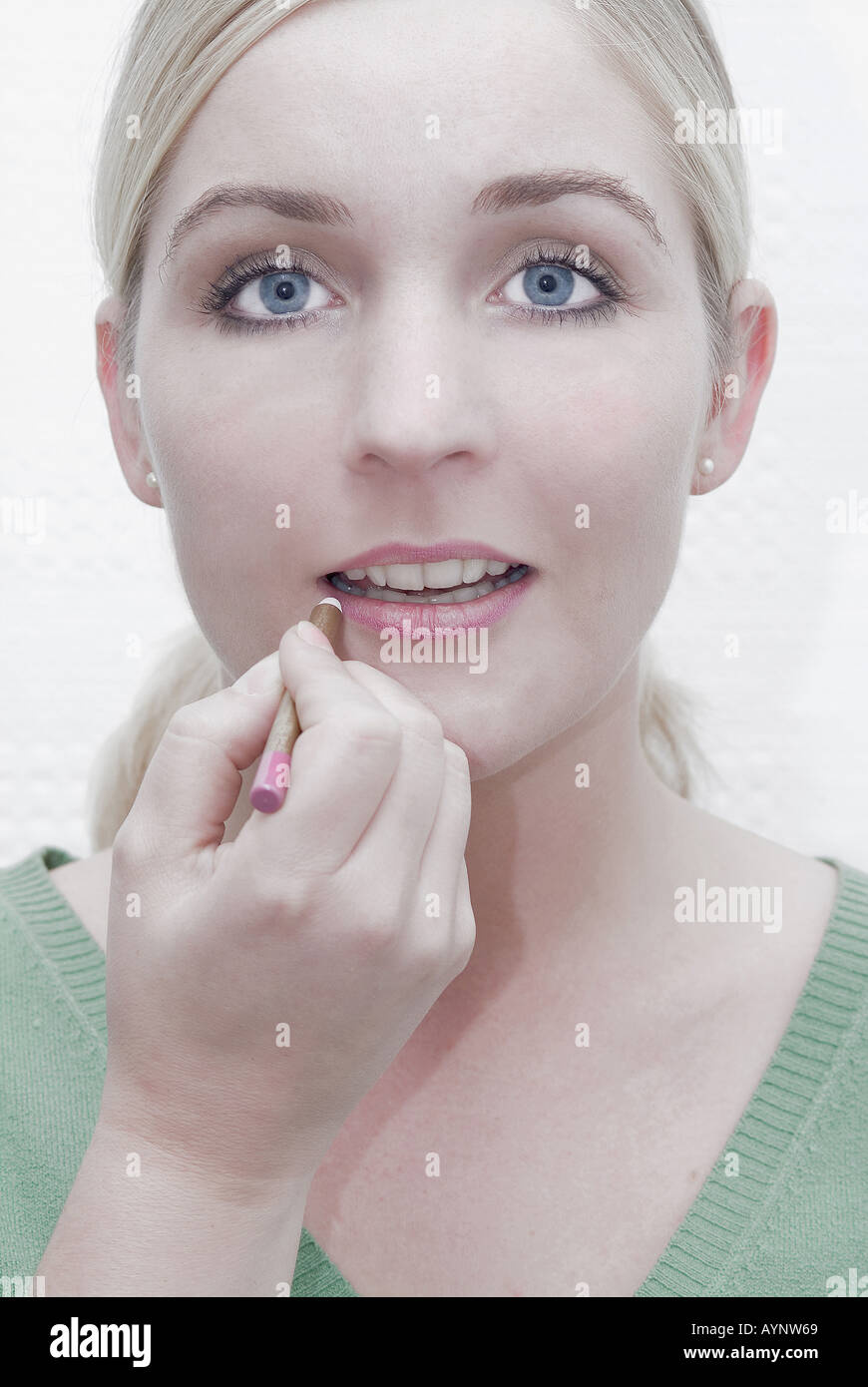 Blondine schminkt sich die Lippen Stock Photo - Alamy