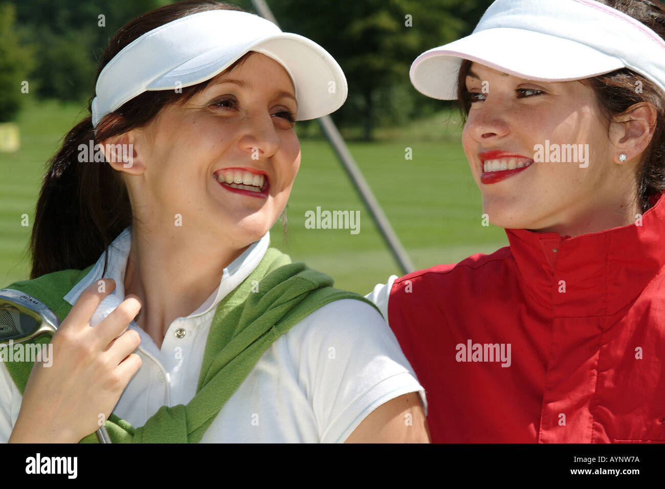 Zwei Freundinnen spielen Golf Stock Photo - Alamy
