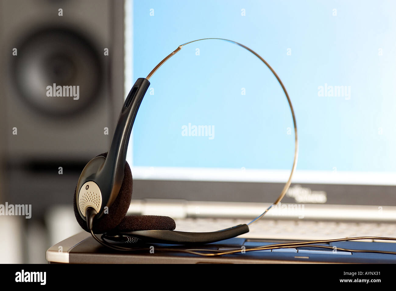 Musik ueber den Computer hoeren Stock Photo - Alamy