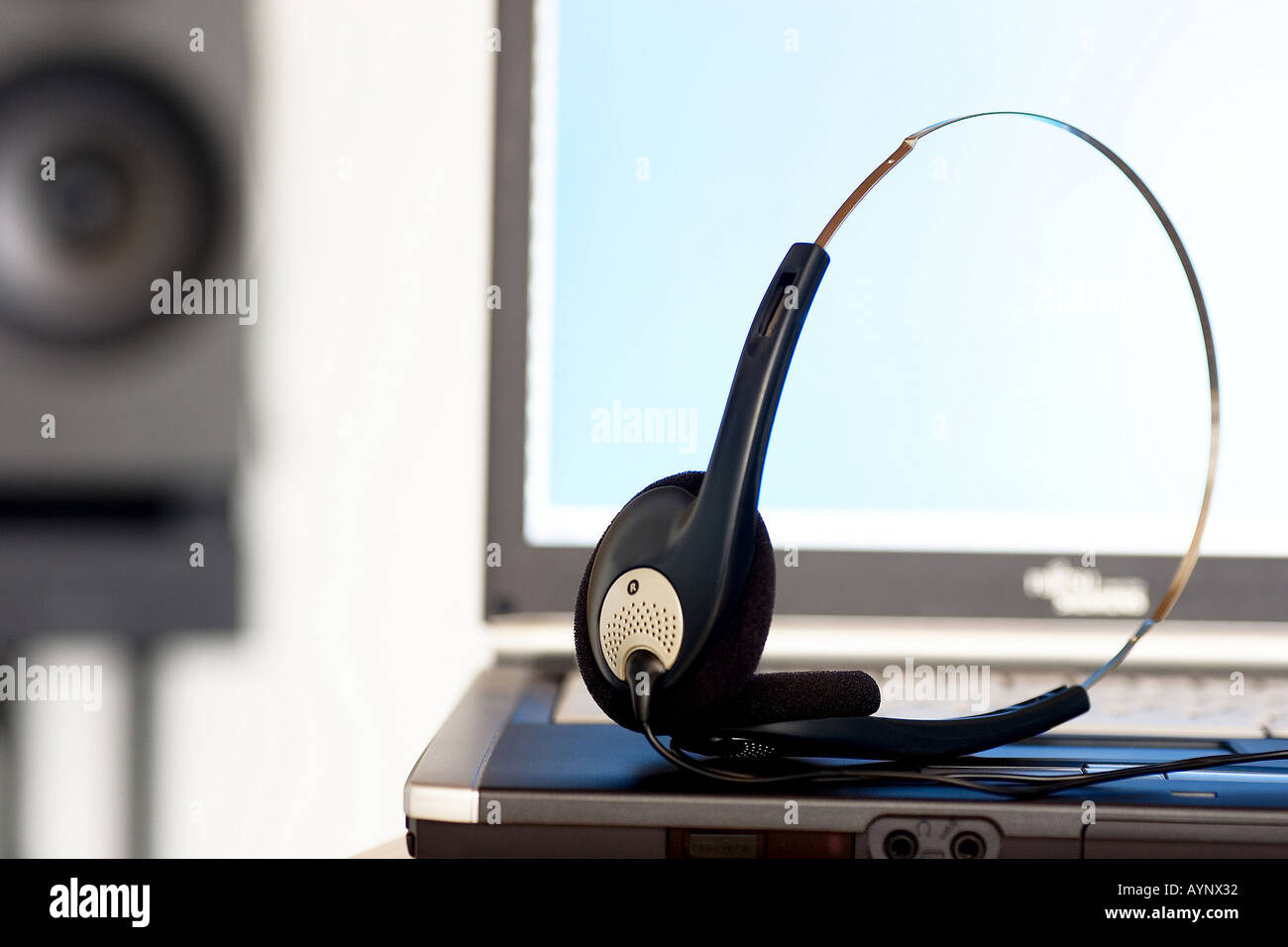 Musik ueber den Computer hoeren Stock Photo - Alamy