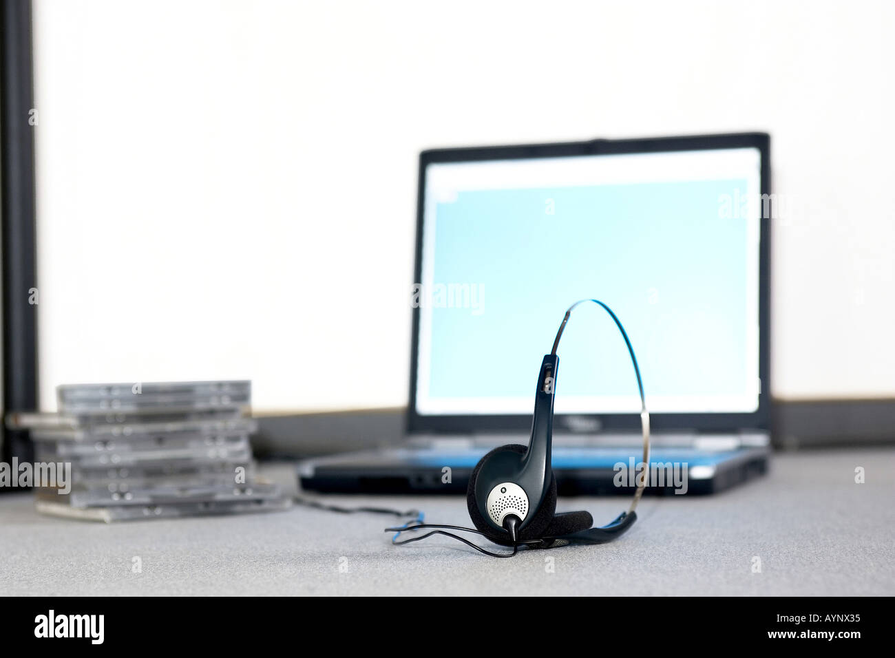 Musik ueber den Computer hoeren Stock Photo - Alamy