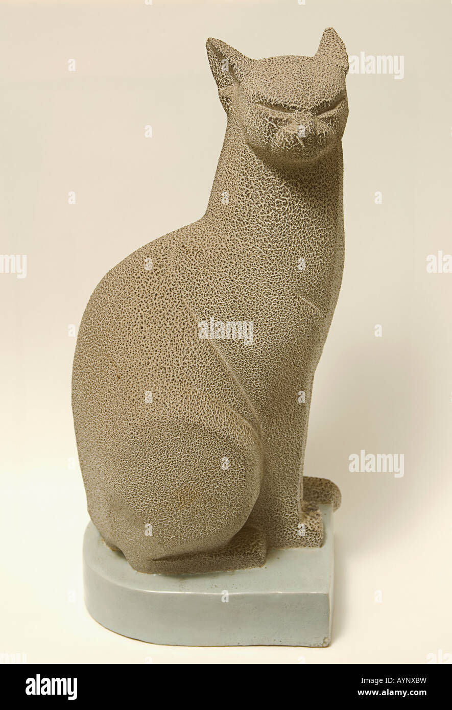 Art deco statue of a stylised angular geometric cat Stock Photo - Alamy