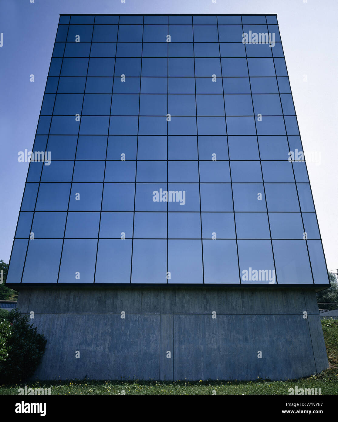 Modernes Gebaeude mit Glasfassade Stock Photo - Alamy