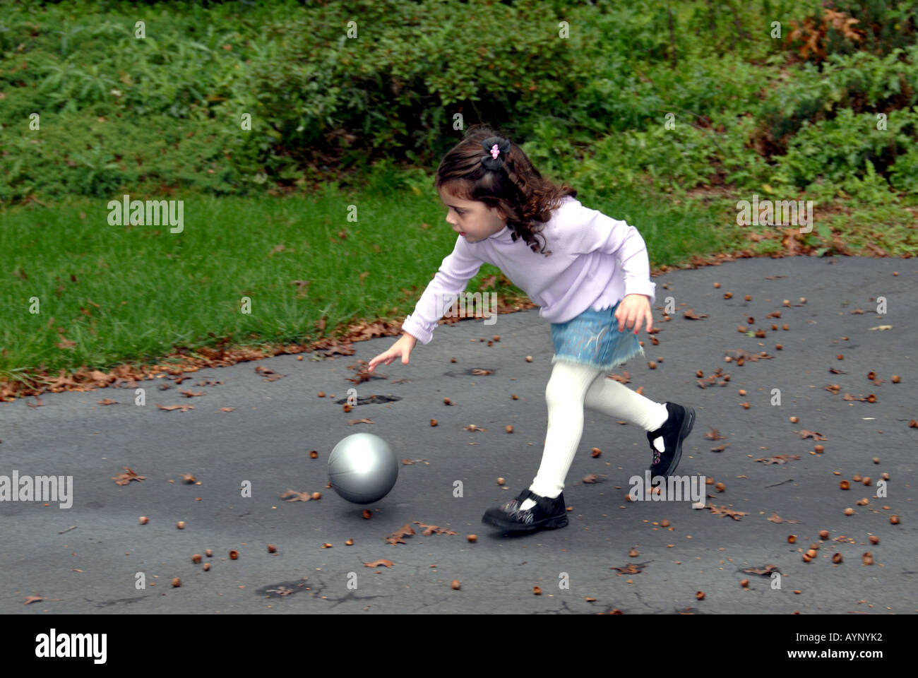 Girl bouncing a basketball hi-res stock photography and images - Alamy