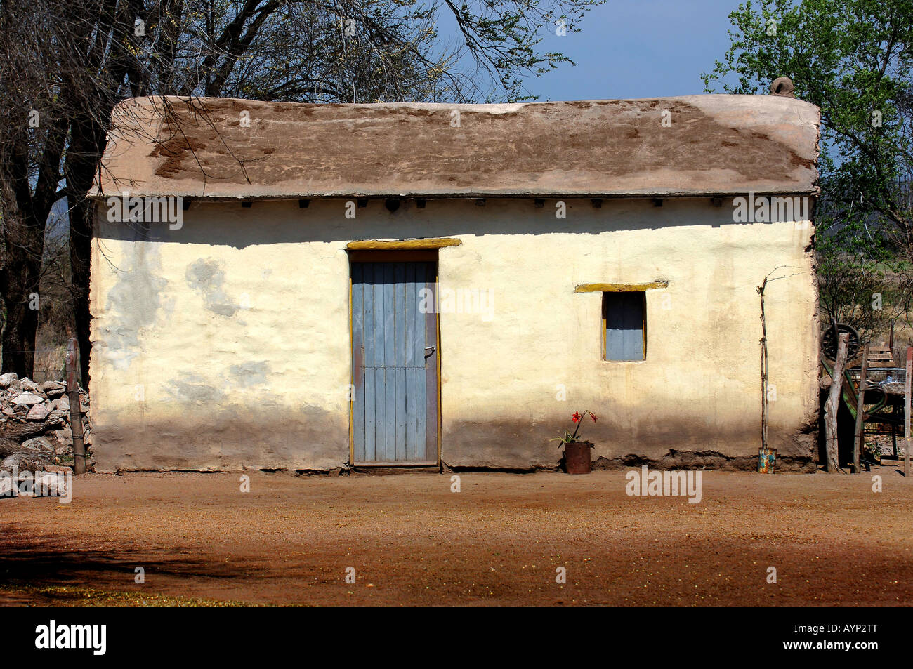 Small ranch house hi-res stock photography and images - Alamy