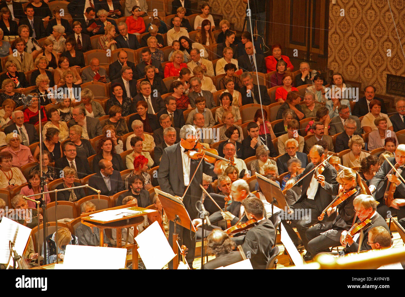 Classical orchestra hi-res stock photography and images - Alamy