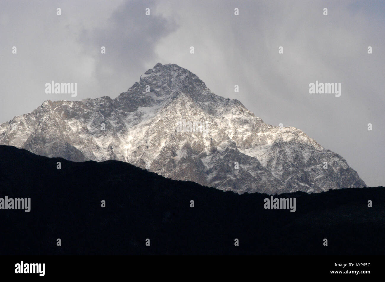 India himachal pradesh dhauladhar mountain hi-res stock photography and ...