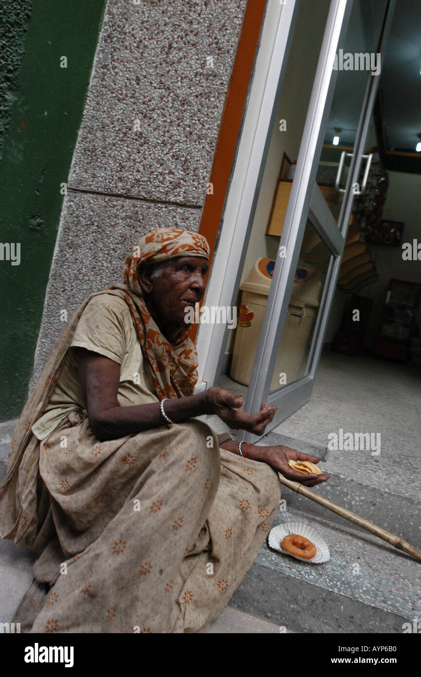 India beggar tourist hi-res stock photography and images - Alamy