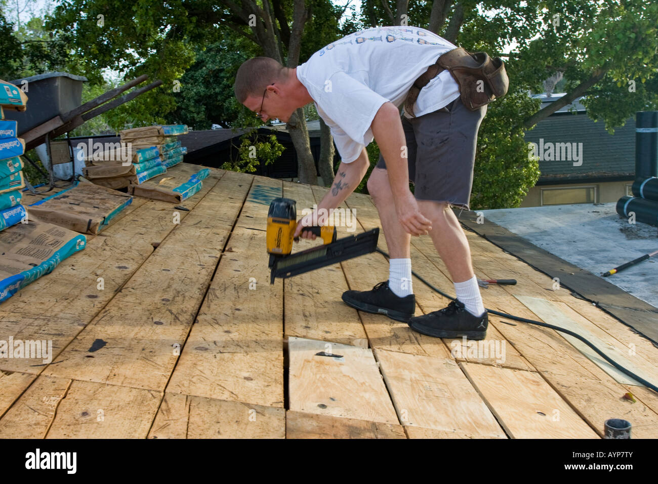 Nailing roof hi-res stock photography and images - Alamy