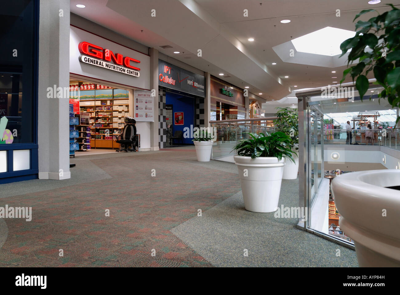 Gnc storefront store sign hi-res stock photography and images - Alamy