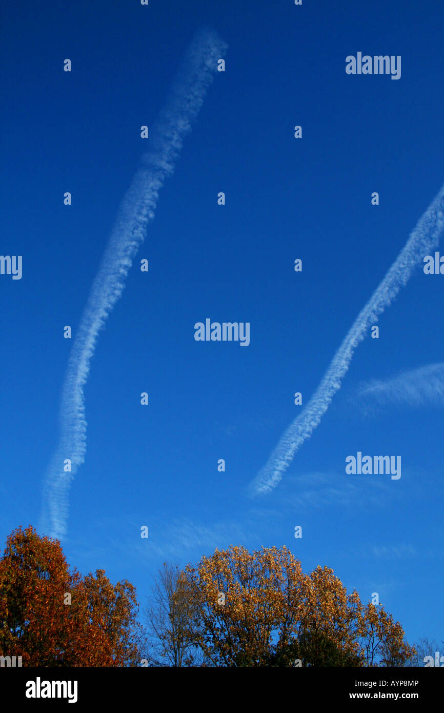 Vertical contrail hi-res stock photography and images - Alamy