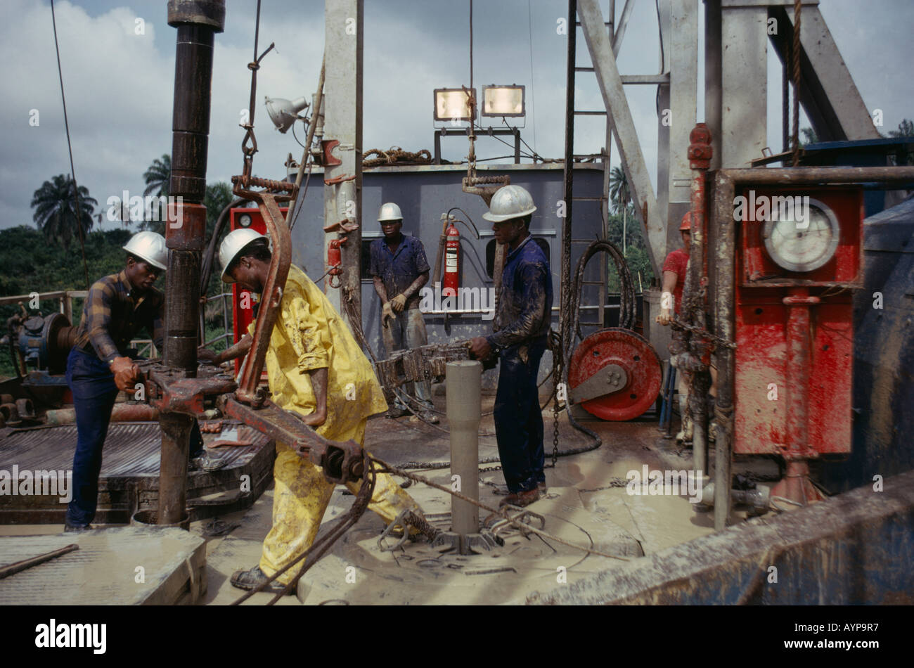 Nigeria oil workers hi-res stock photography and images - Alamy