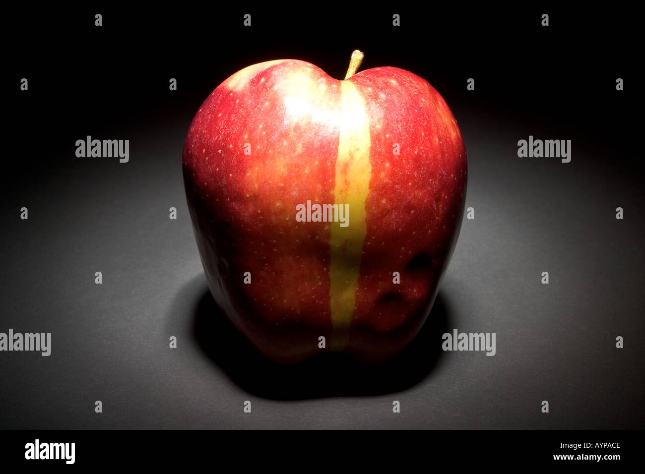Red apple under spotlight Stock Photo - Alamy