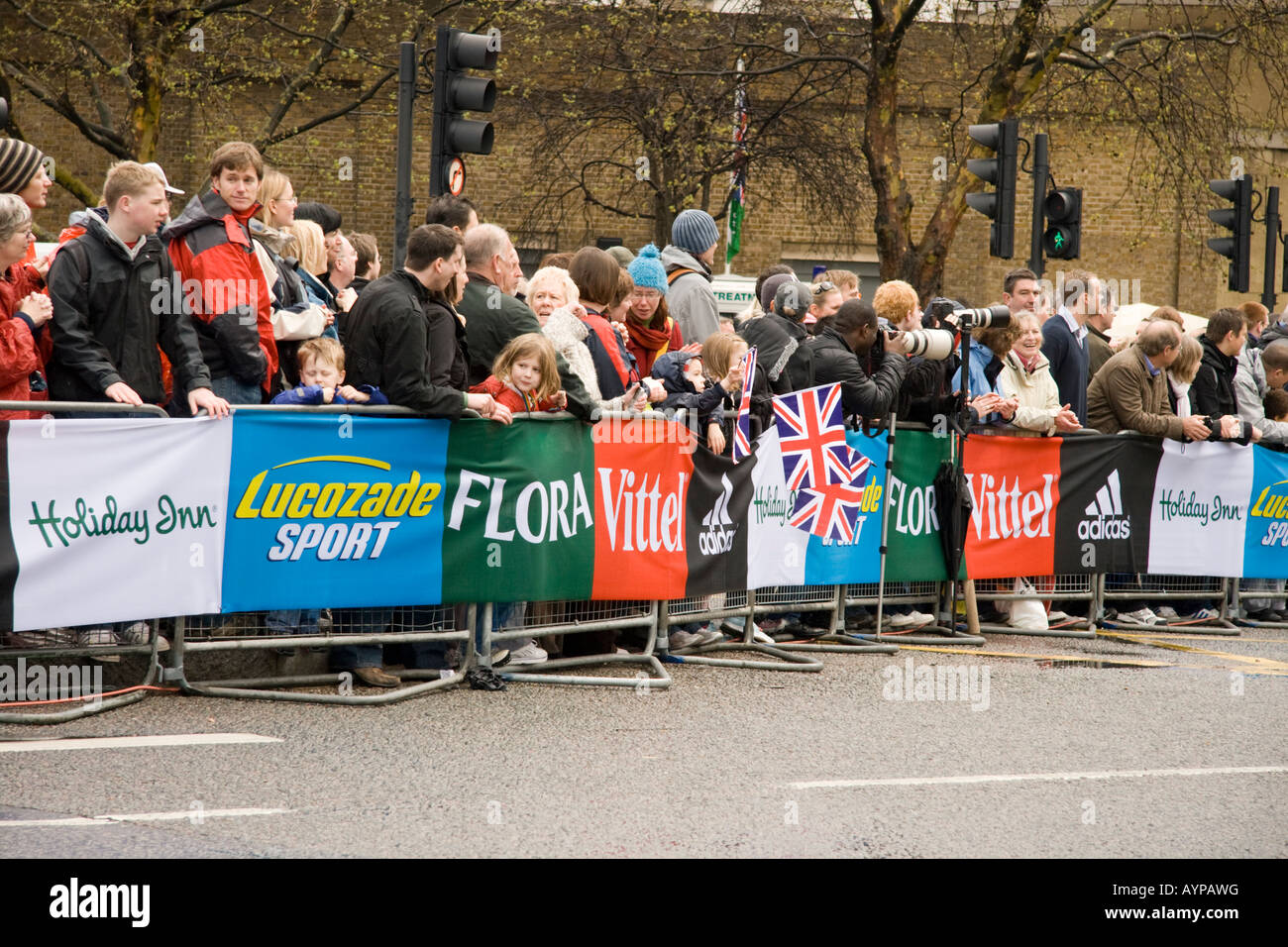 Watching the london marathon hi-res stock photography and images - Alamy