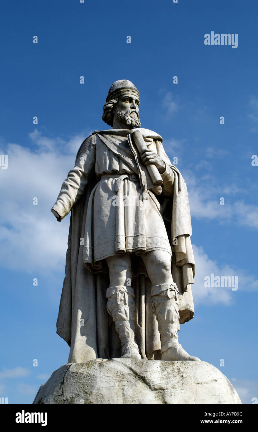 King Alfred stands on Market Place in Wantage Oxfordshire England King ...