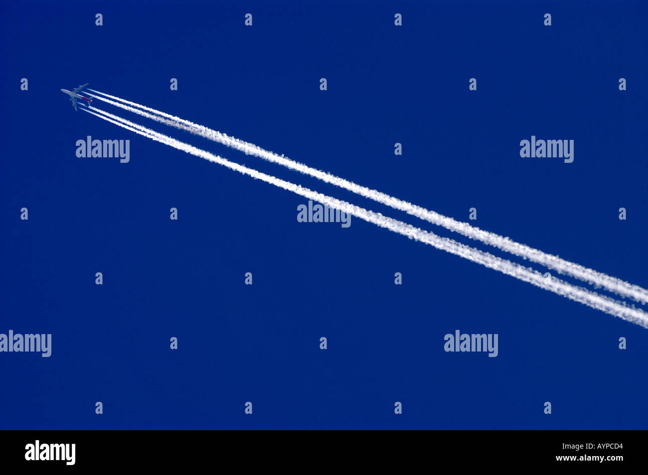 Jet flying altitude contrail hi-res stock photography and images - Alamy