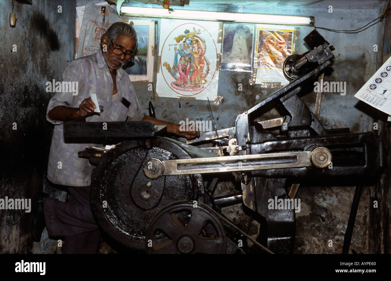 Old Hindu man working in his small print shop in Delhi India Stock ...