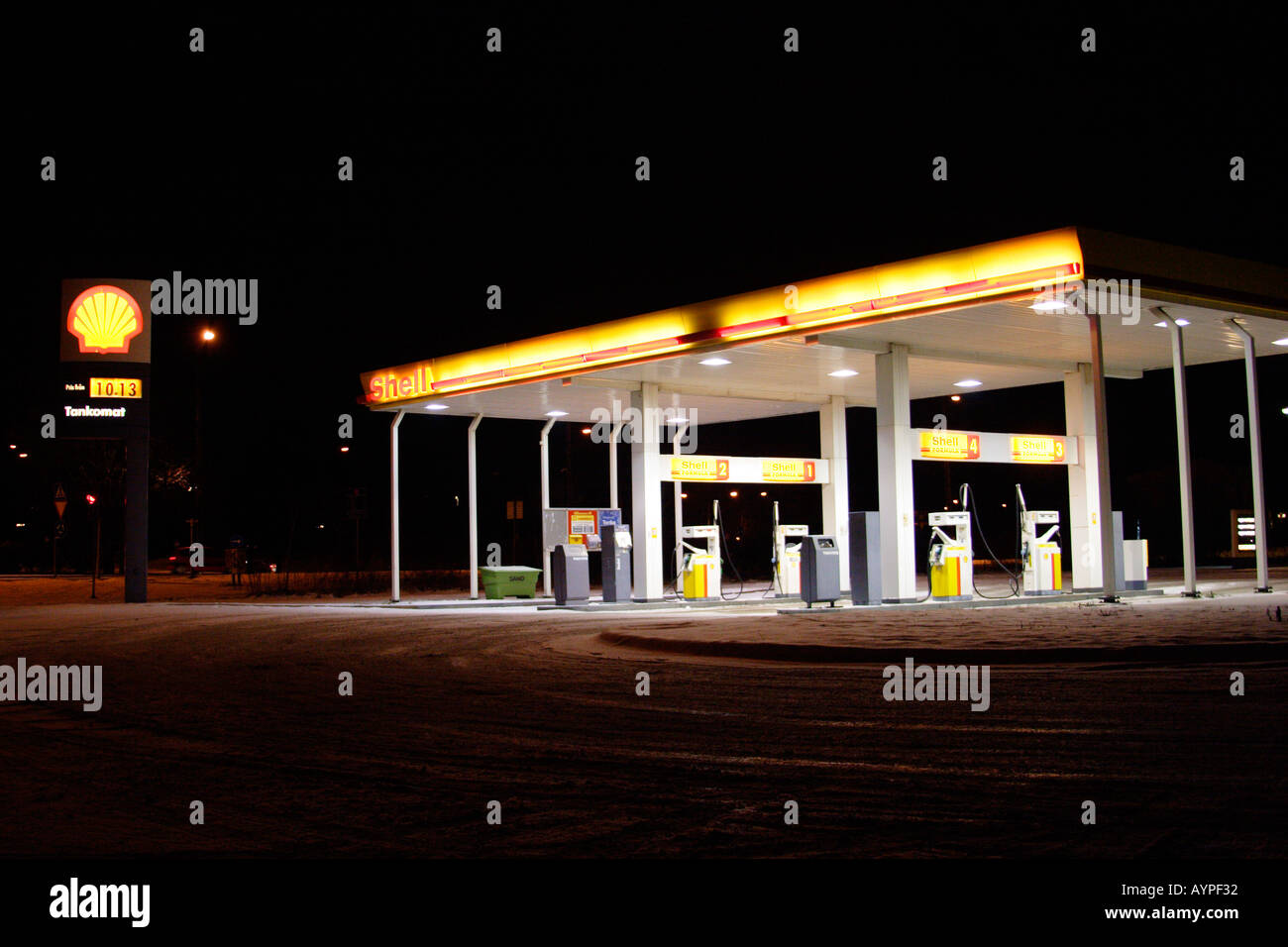 Night time shell petrol station hi-res stock photography and images - Alamy