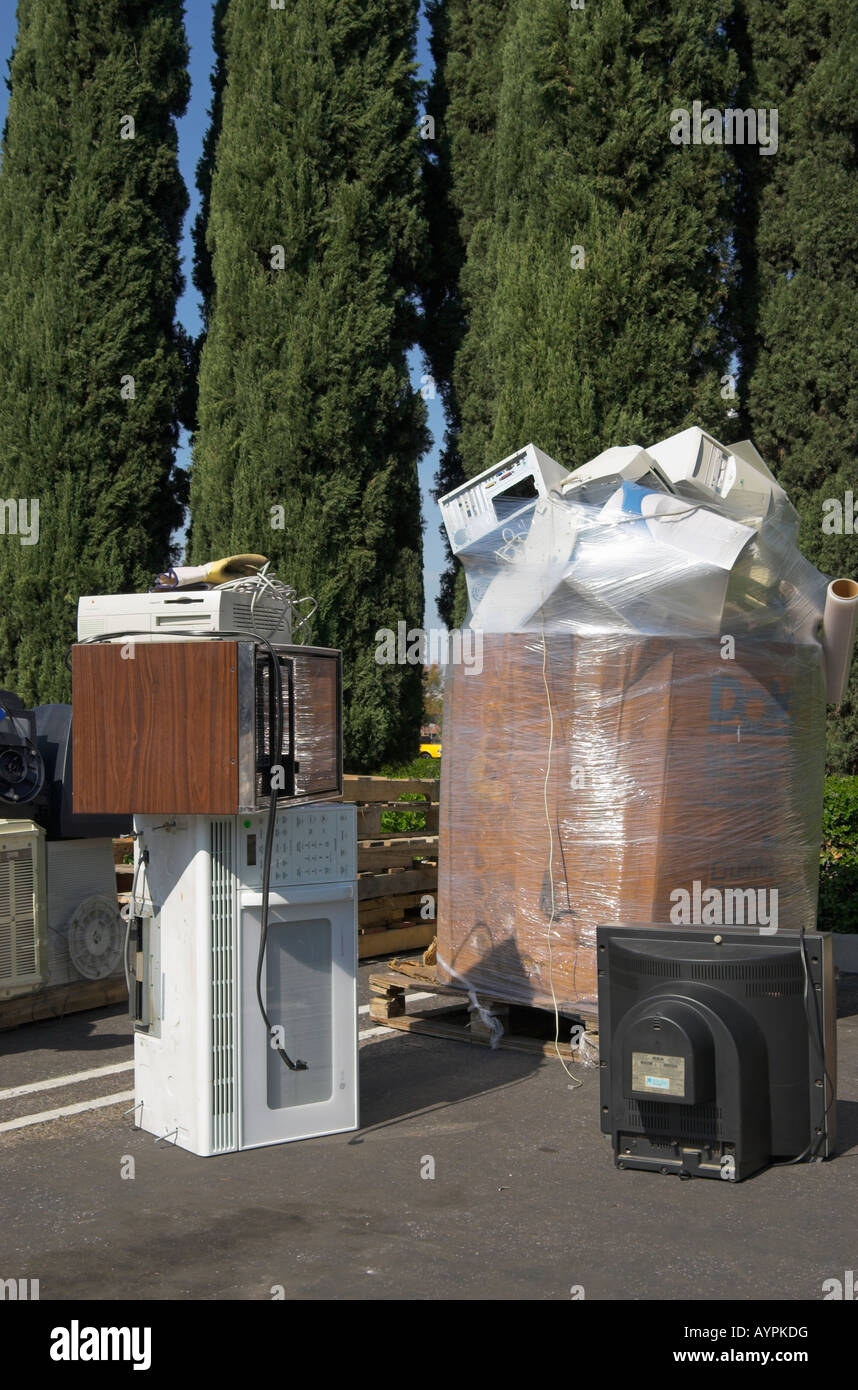 Environmentally electronic waste hi-res stock photography and images ...