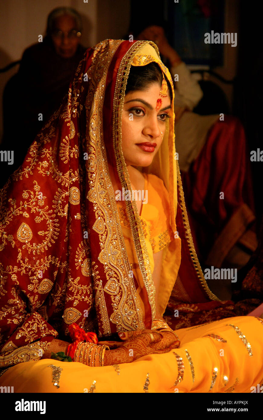 Hindu bride hi-res stock photography and images - Alamy