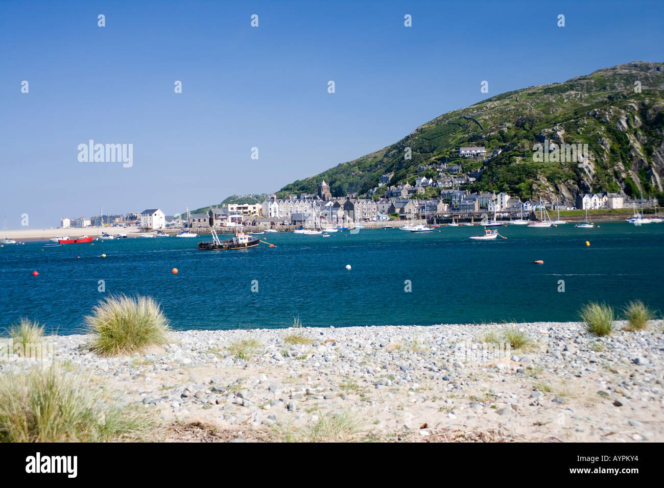 Barmouth and harbour from Fairbourne beach, North Wales Stock Photo - Alamy