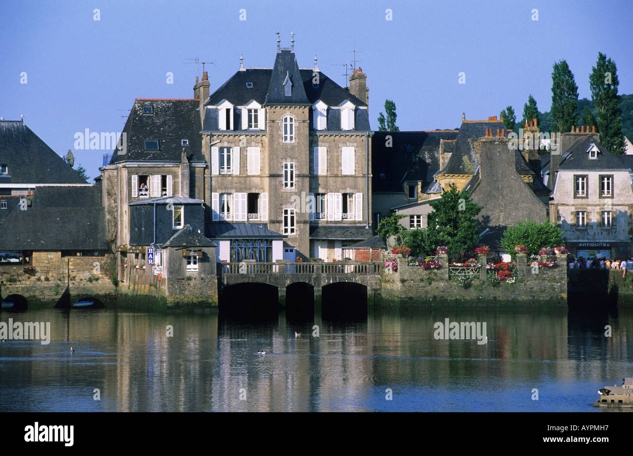House built on bridge at Landerneau Stock Photo - Alamy