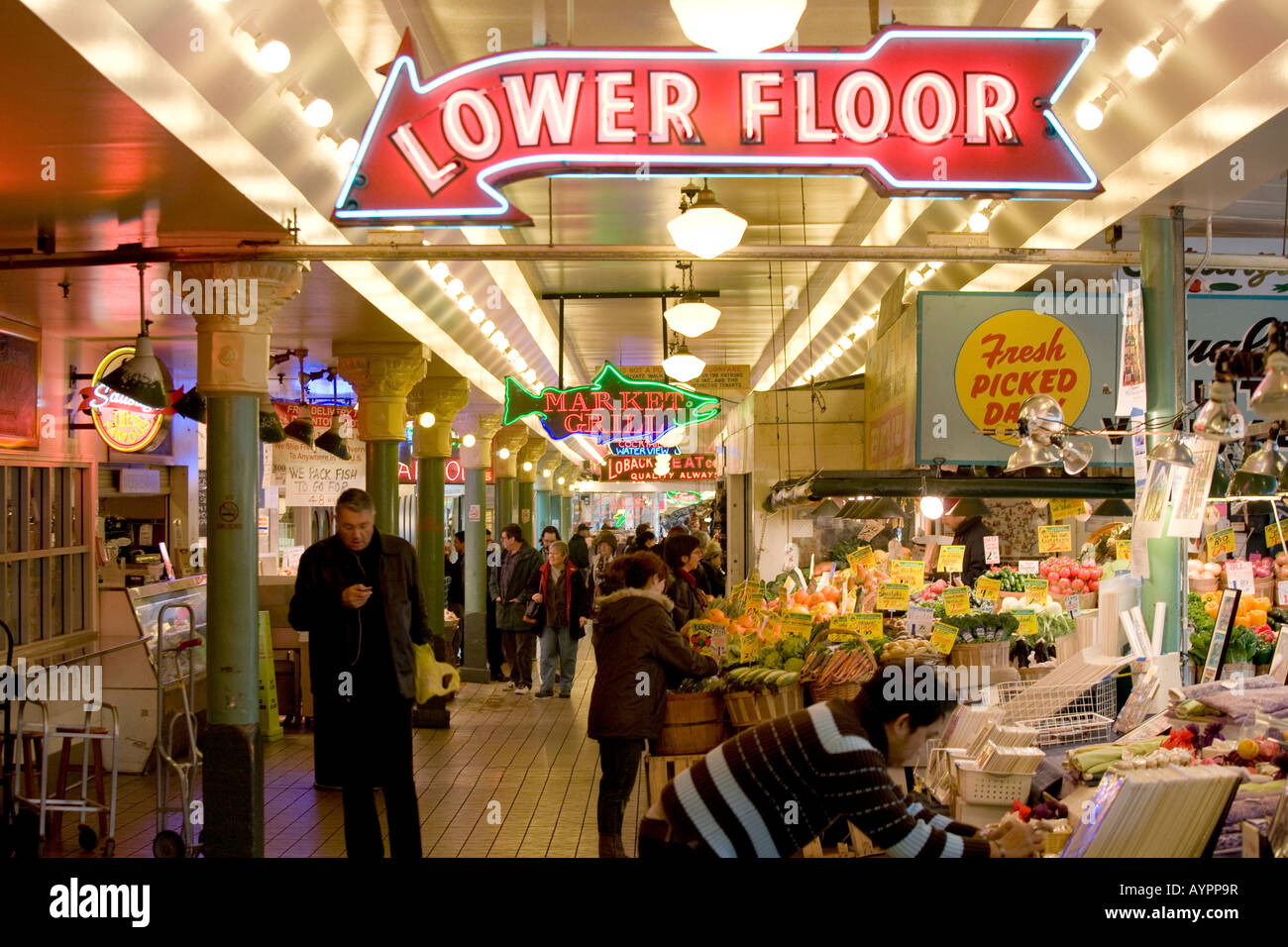 People visit market stalls hi-res stock photography and images - Alamy