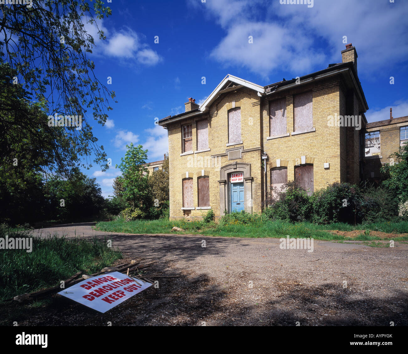 Derelict condemned empty houses hi-res stock photography and images - Alamy