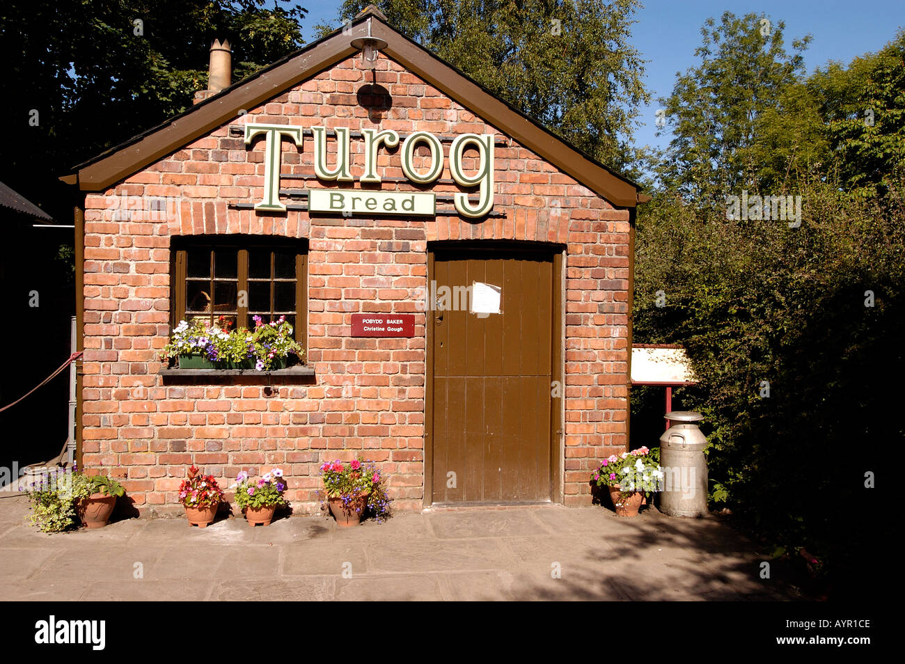 Open door to bakery hi-res stock photography and images - Alamy