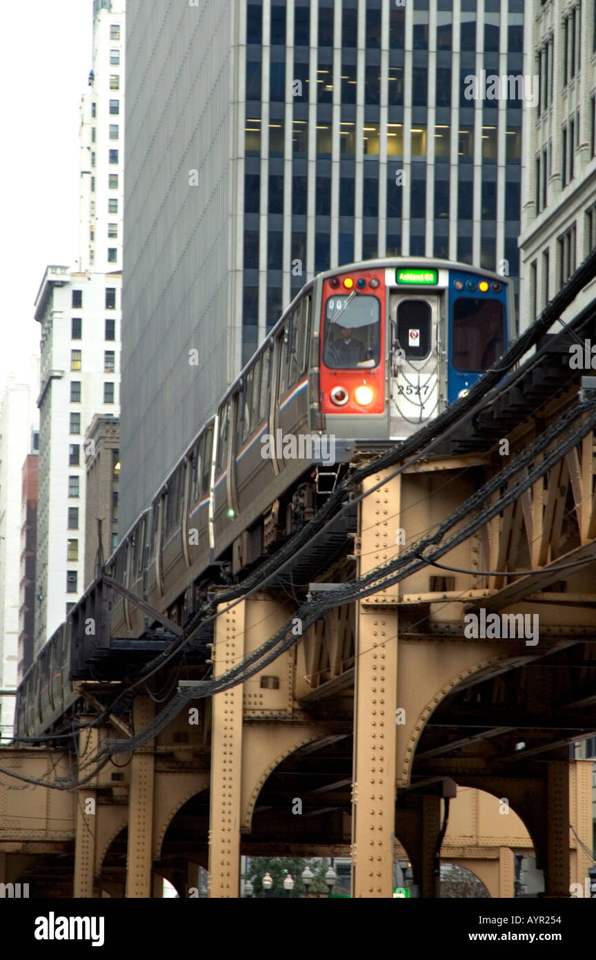 THE CHICAGO RAPID TRANSIT OR EL TRAIN IN THE DOWNTOWN LOOP AREA OF ...