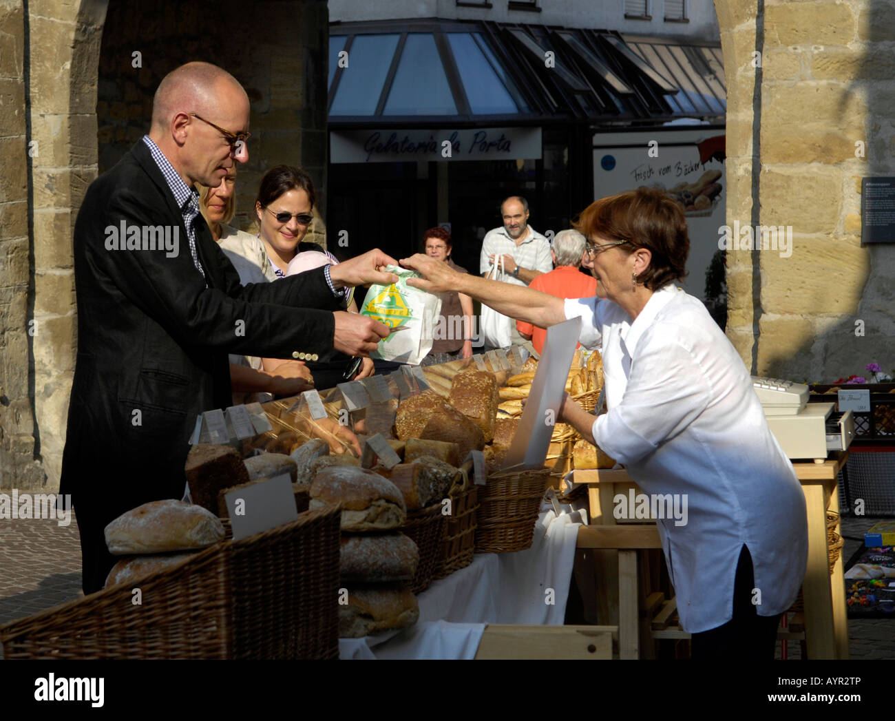 Bakery stand at a market Stock Photo - Alamy