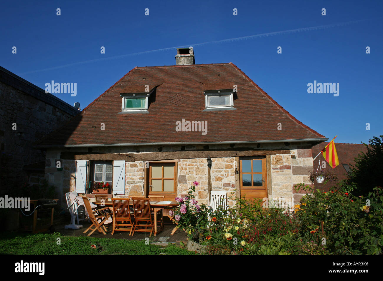 red roof stone house Stock Photo - Alamy