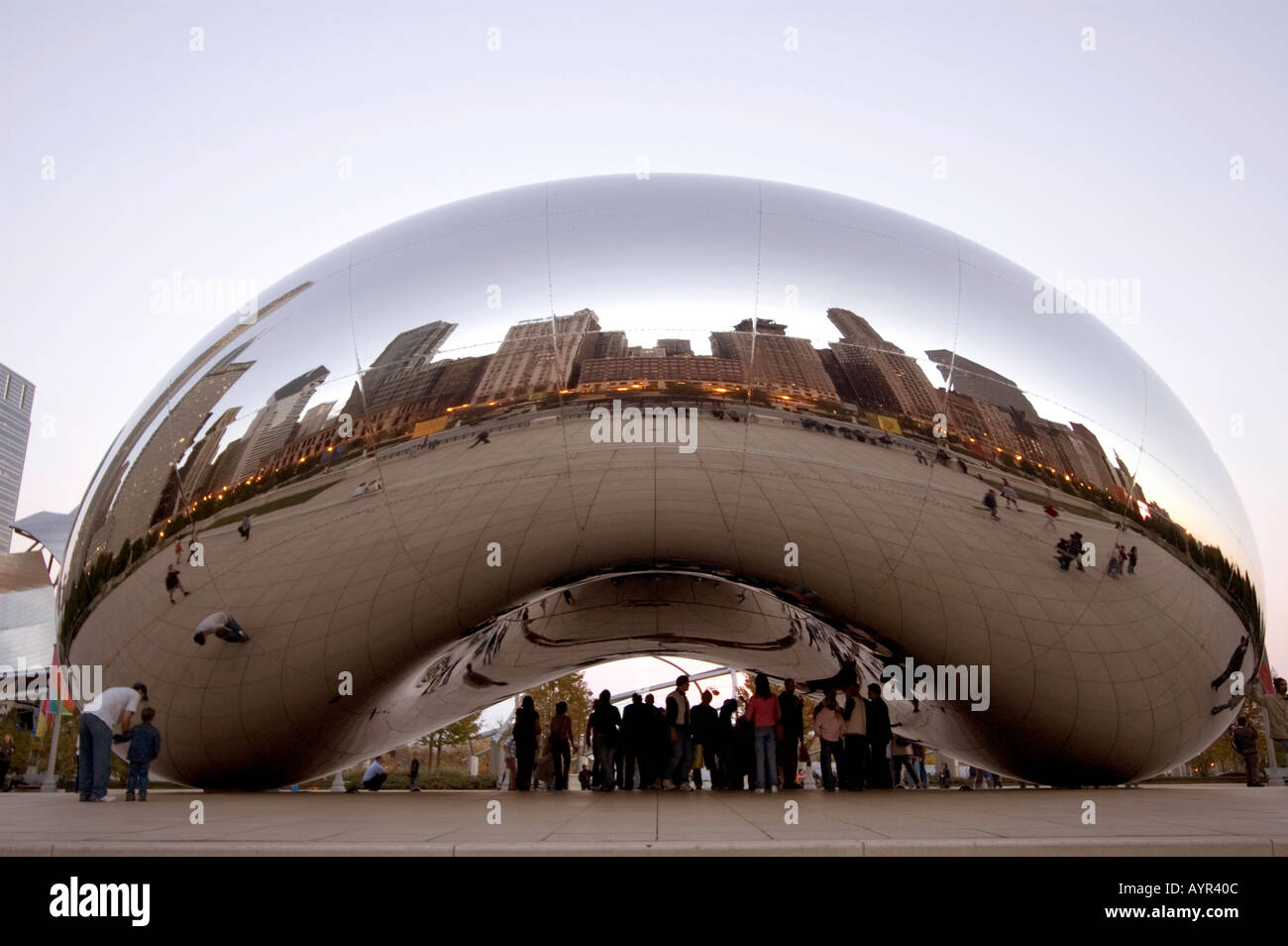 CHROME BEAN SCULPTURE IN THE MILLENNIUM PARK CHICAGO ILLINOIS UNITED ...