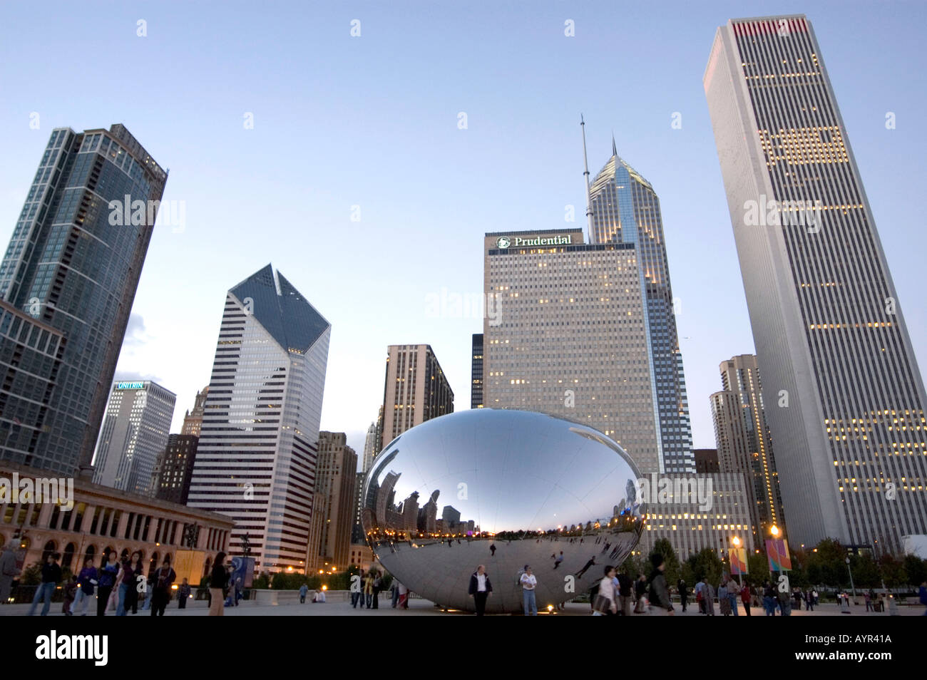 CHROME BEAN SCULPTURE IN THE MILLENIUM PARK WITH SURROUNDING CHICAGO ...