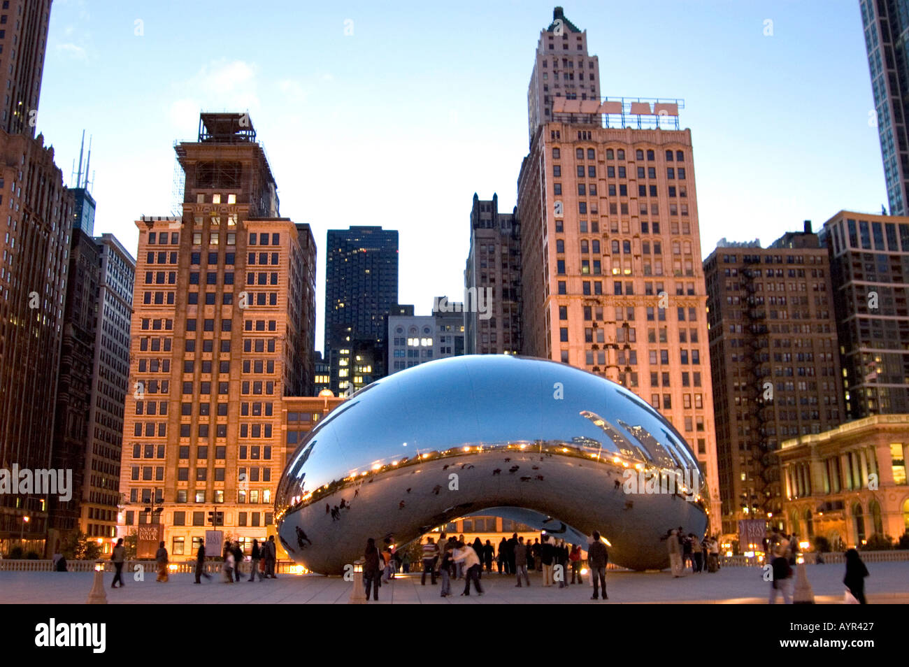 CHROME BEAN SCULPTURE IN THE MILLENIUM PARK WITH SURROUNDING CHICAGO ...