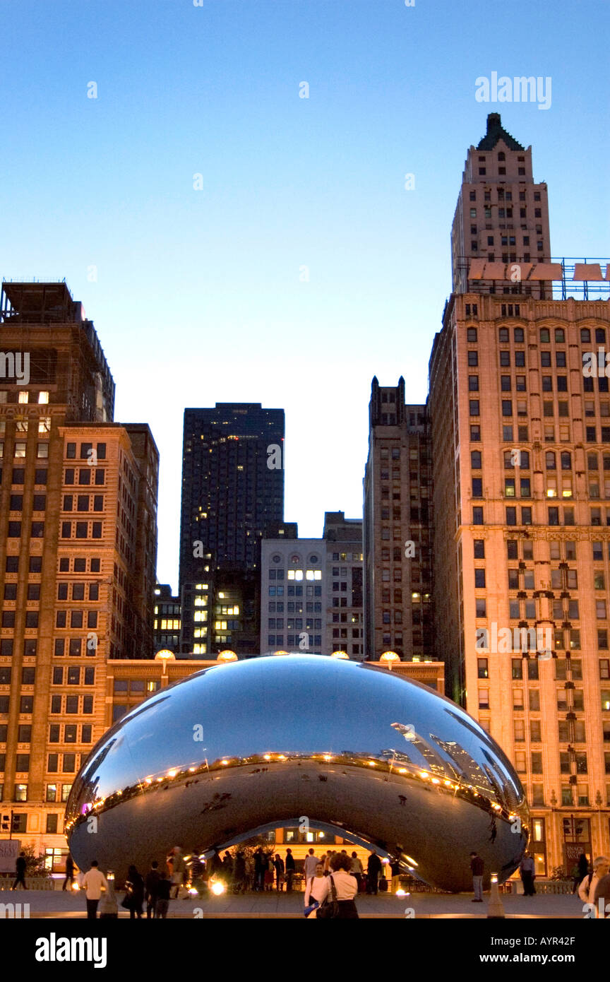 CHROME BEAN SCULPTURE IN THE MILLENNIUM PARK WITH CHICAGO SKYSCRAPERS ...