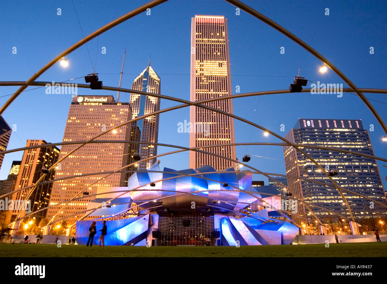 JAY PRITZKER PAVILION IN THE MILLENIUM PARK WITH SURROUNDING CHICAGO ...