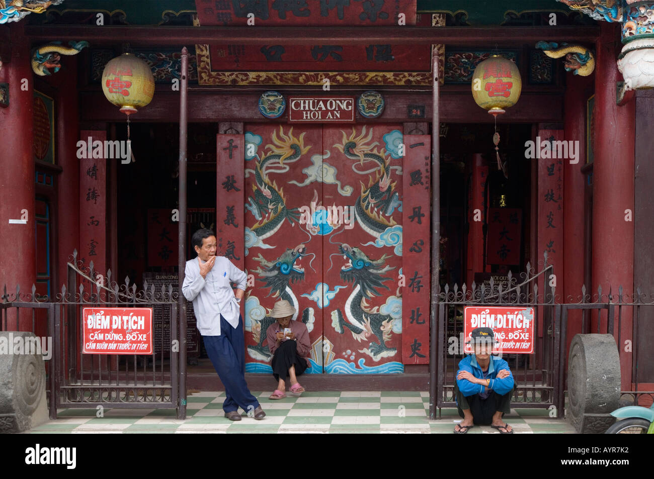 Men loitering hi-res stock photography and images - Alamy